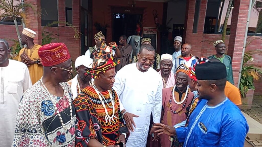 Présidentielle 2025 : l’Hon. Mvondo Assam Bonaventure offre un repas ...